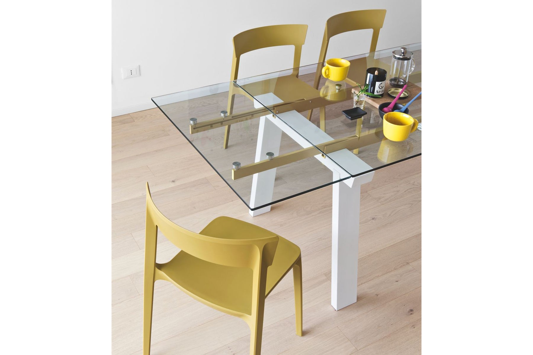 The customizable Levante extendable table made by Calligaris. - Five ...