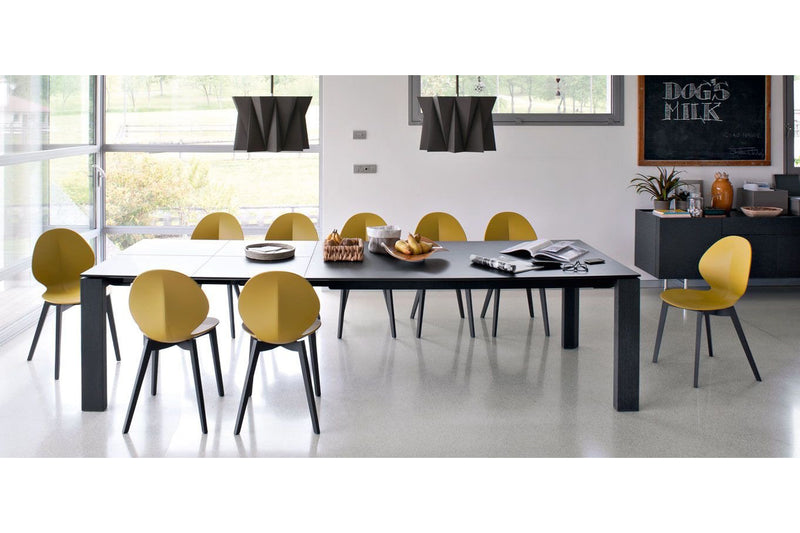 The contemporary Omnia extendable table made by Calligaris - Five ...